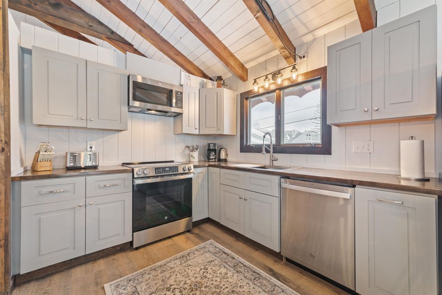 261 Handle Rd, West Dover, VT 05356 for sale - Stessa