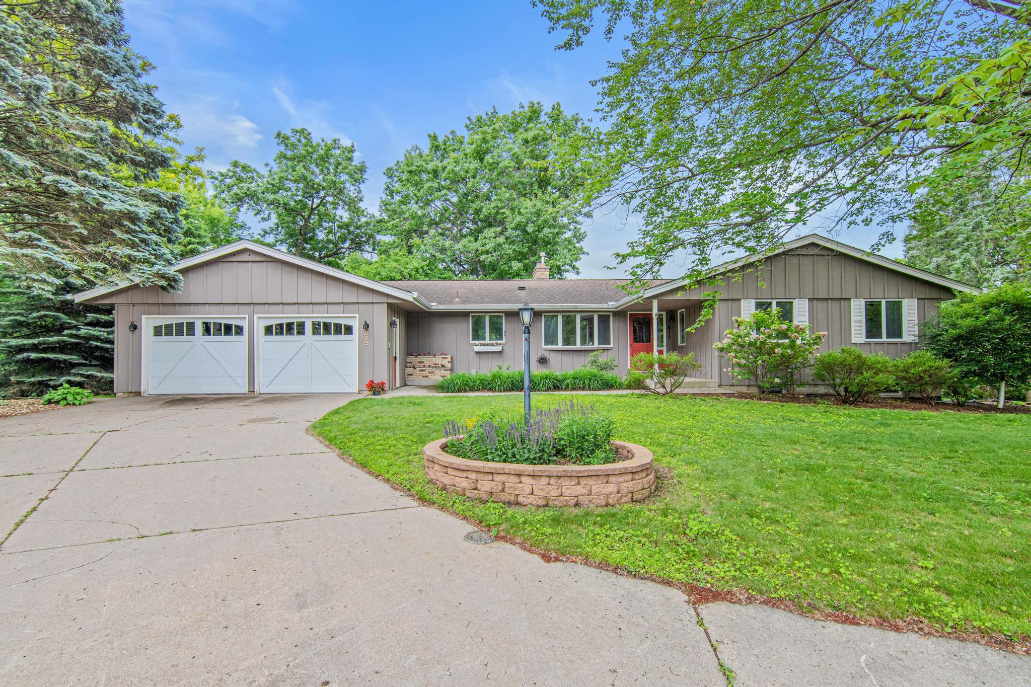 815 Hazel Ct Mendota Heights Mn 55120 Us Buy Sell Rent Analyze