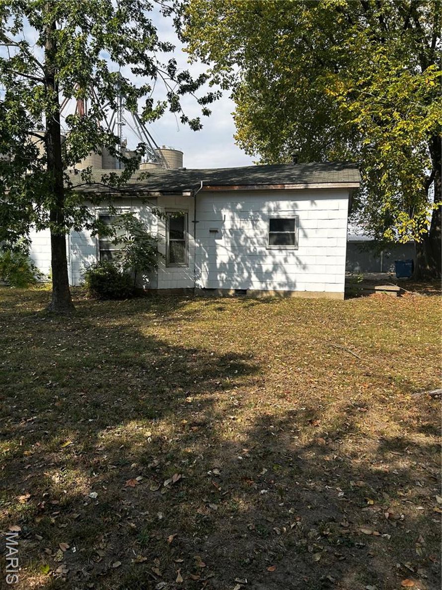 111 S Elm St, Nokomis, IL 62075 for sale - Stessa