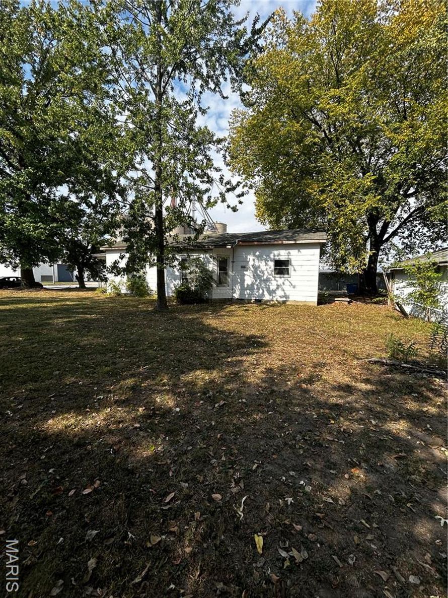 111 S Elm St, Nokomis, IL 62075 for sale - Stessa