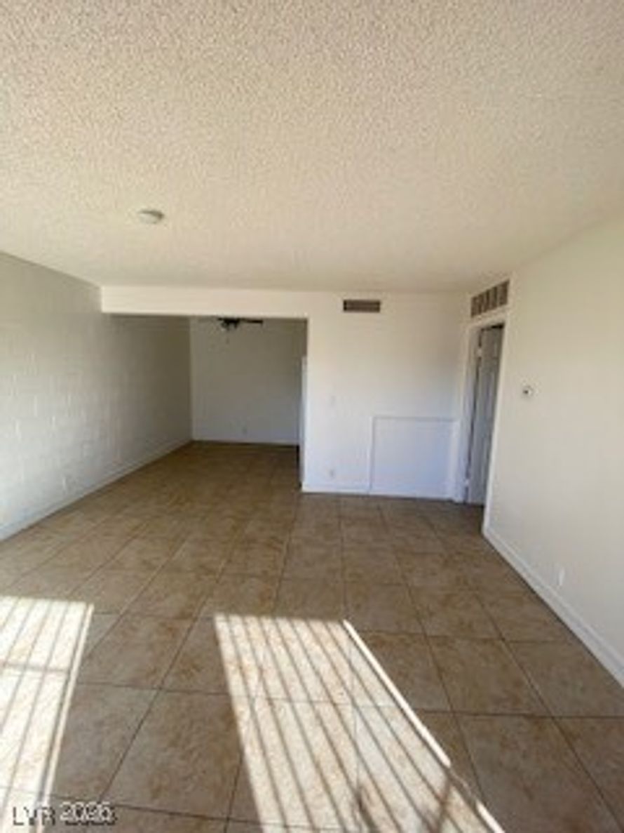 585 S Royal Crest Cir Unit 16, Las Vegas, NV 89169 for sale - Stessa