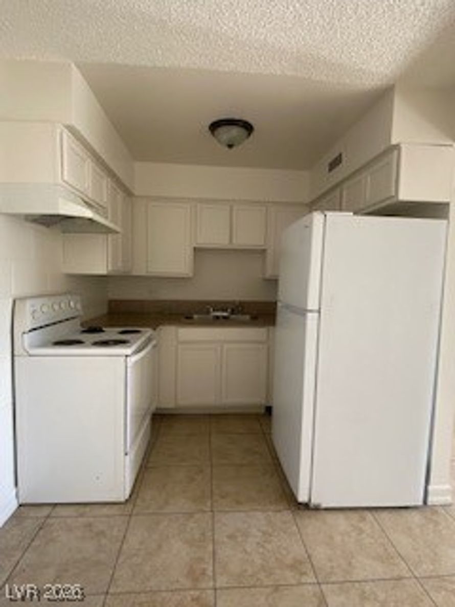 585 S Royal Crest Cir Unit 16, Las Vegas, NV 89169 for sale - Stessa