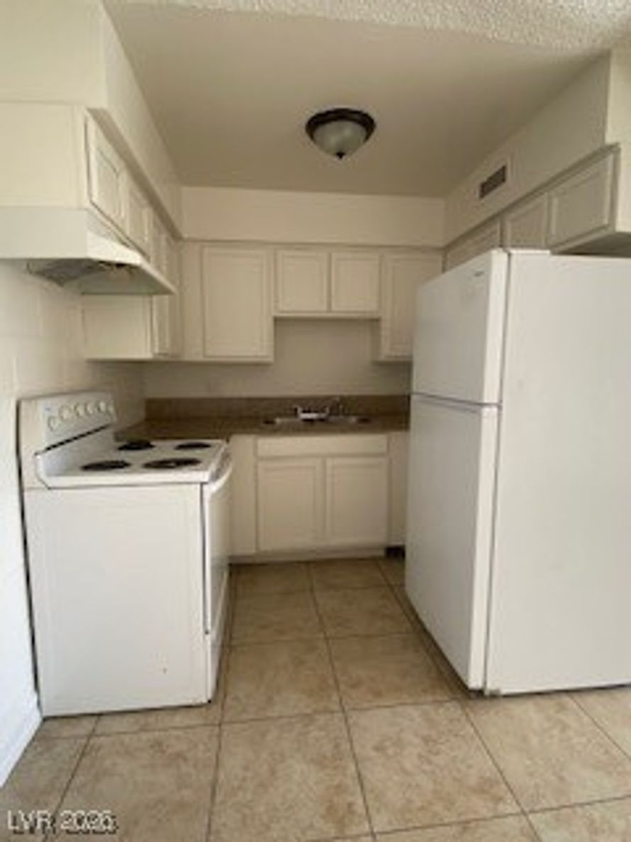 585 S Royal Crest Cir Unit 16, Las Vegas, NV 89169 for sale - Stessa