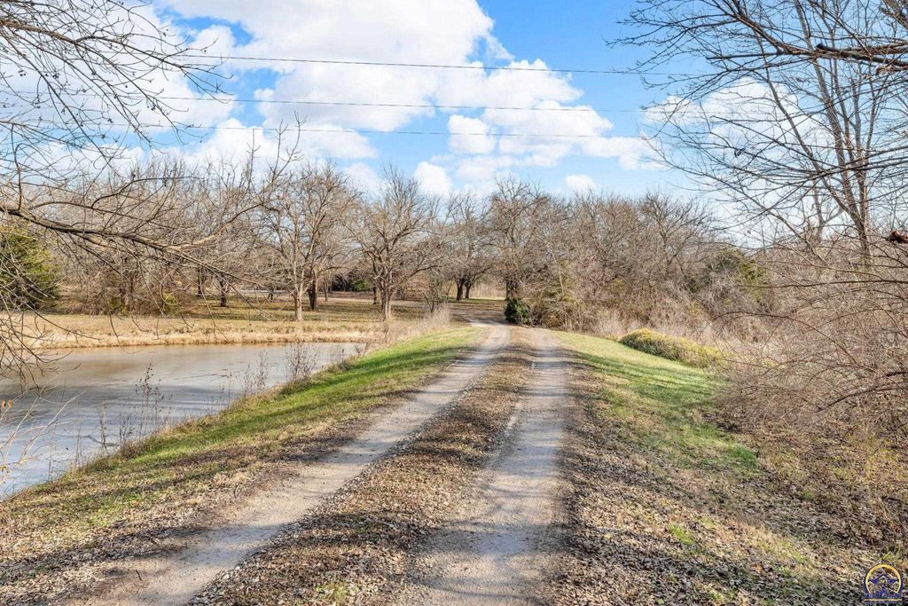 9040 SW Wanamaker Rd, Wakarusa, KS 66546 (MLS # 242438) - Carter Realty