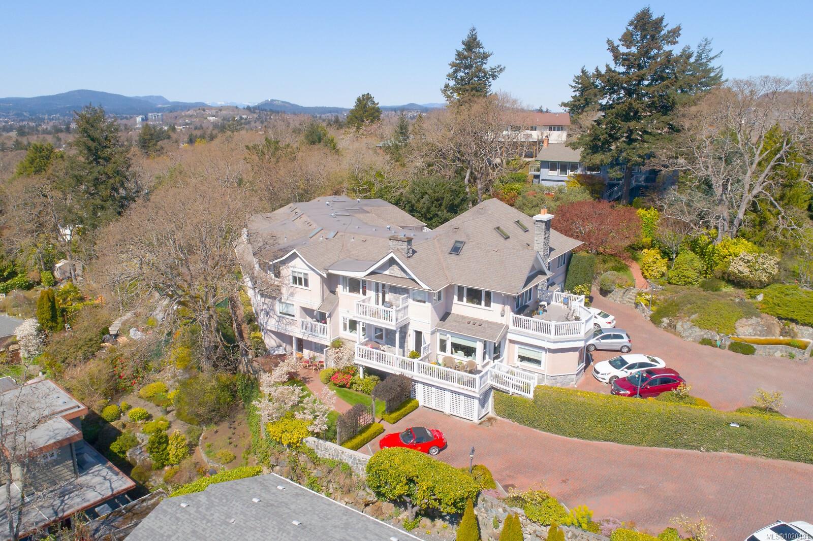 104-1196 Clovelly Terr Saanich, Saanich East | Townhome for Sale in ...