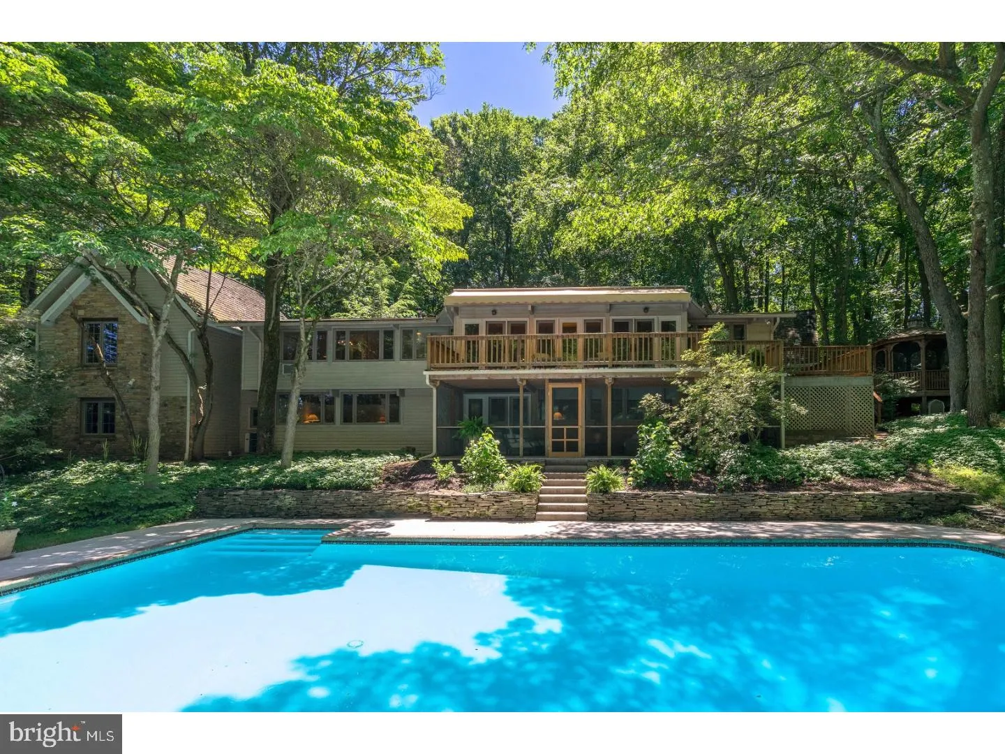 2252226418.jpeg?format=webp