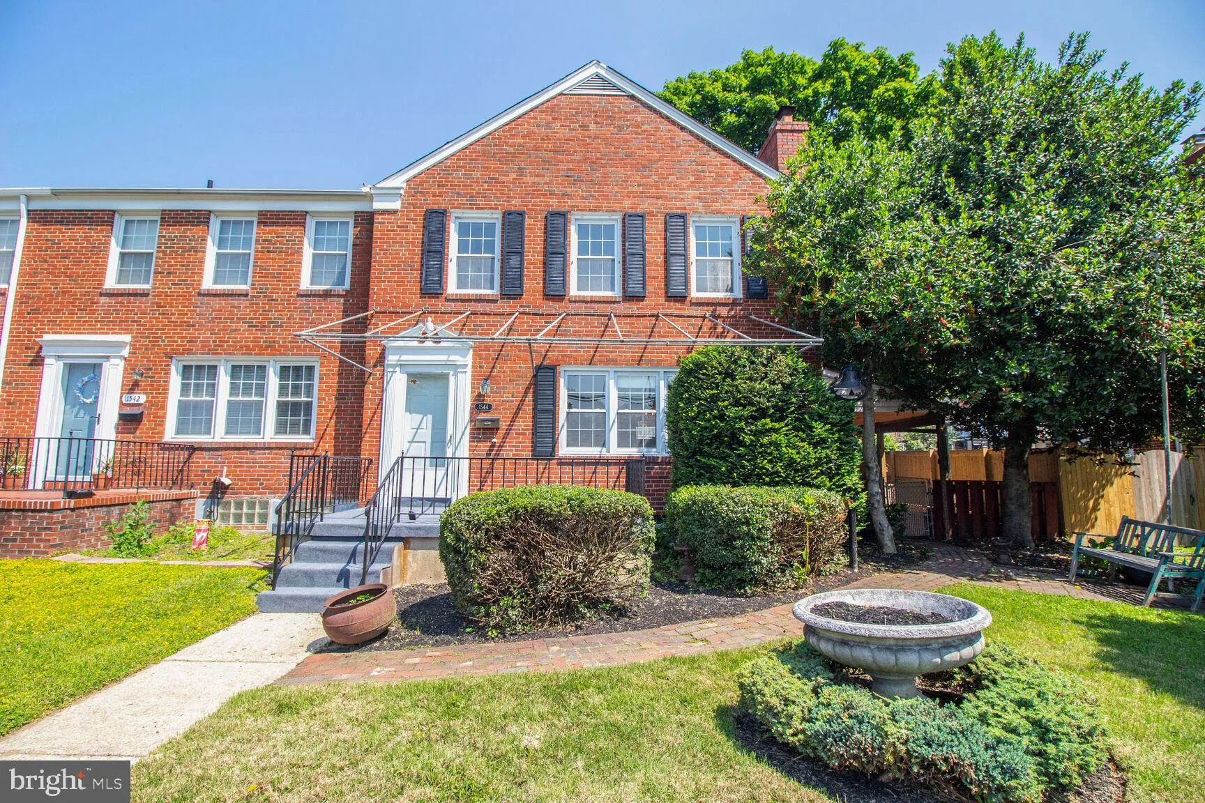 1988153835.jpeg?format=webp