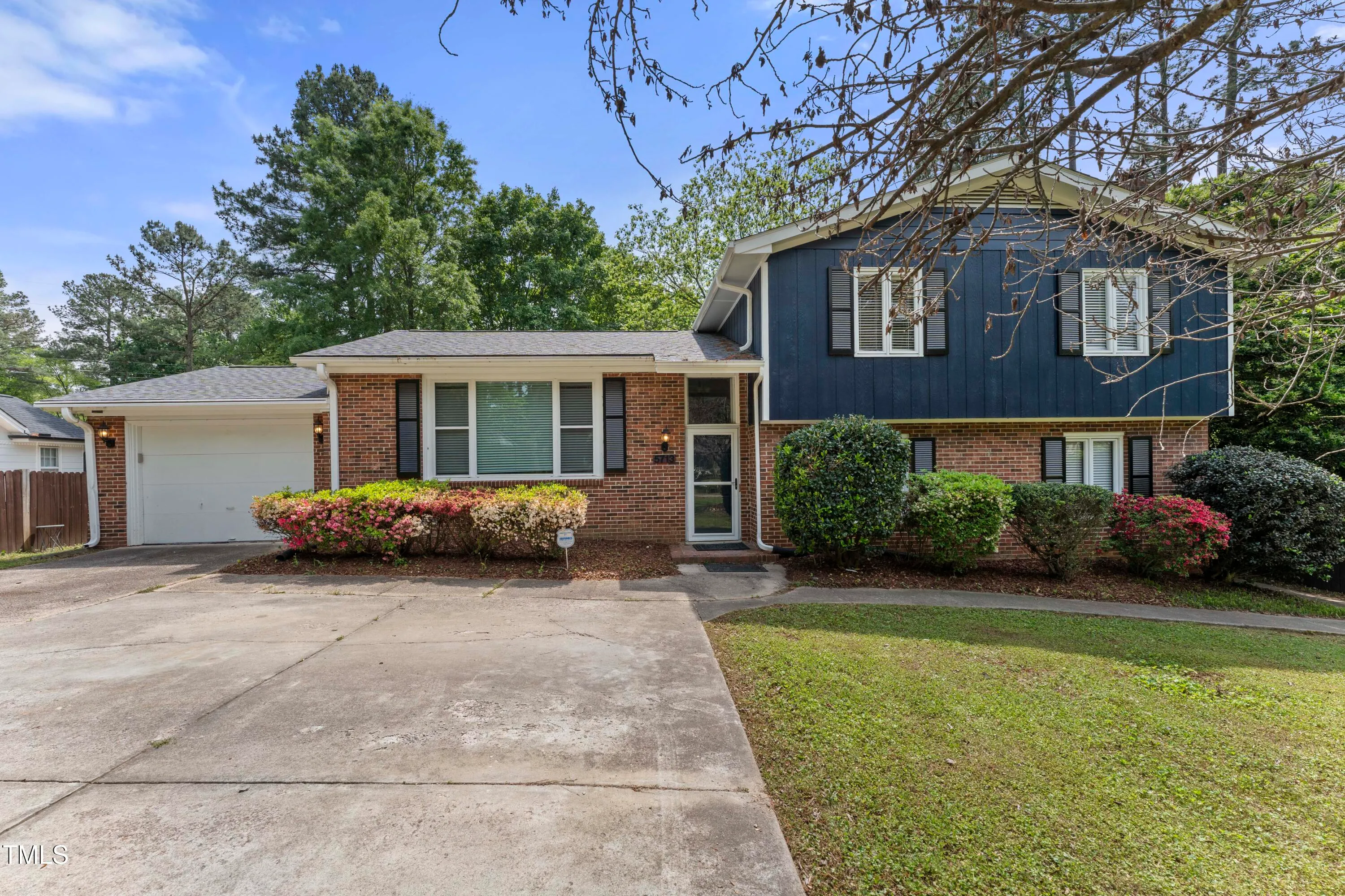 2420734778.jpeg?format=webp