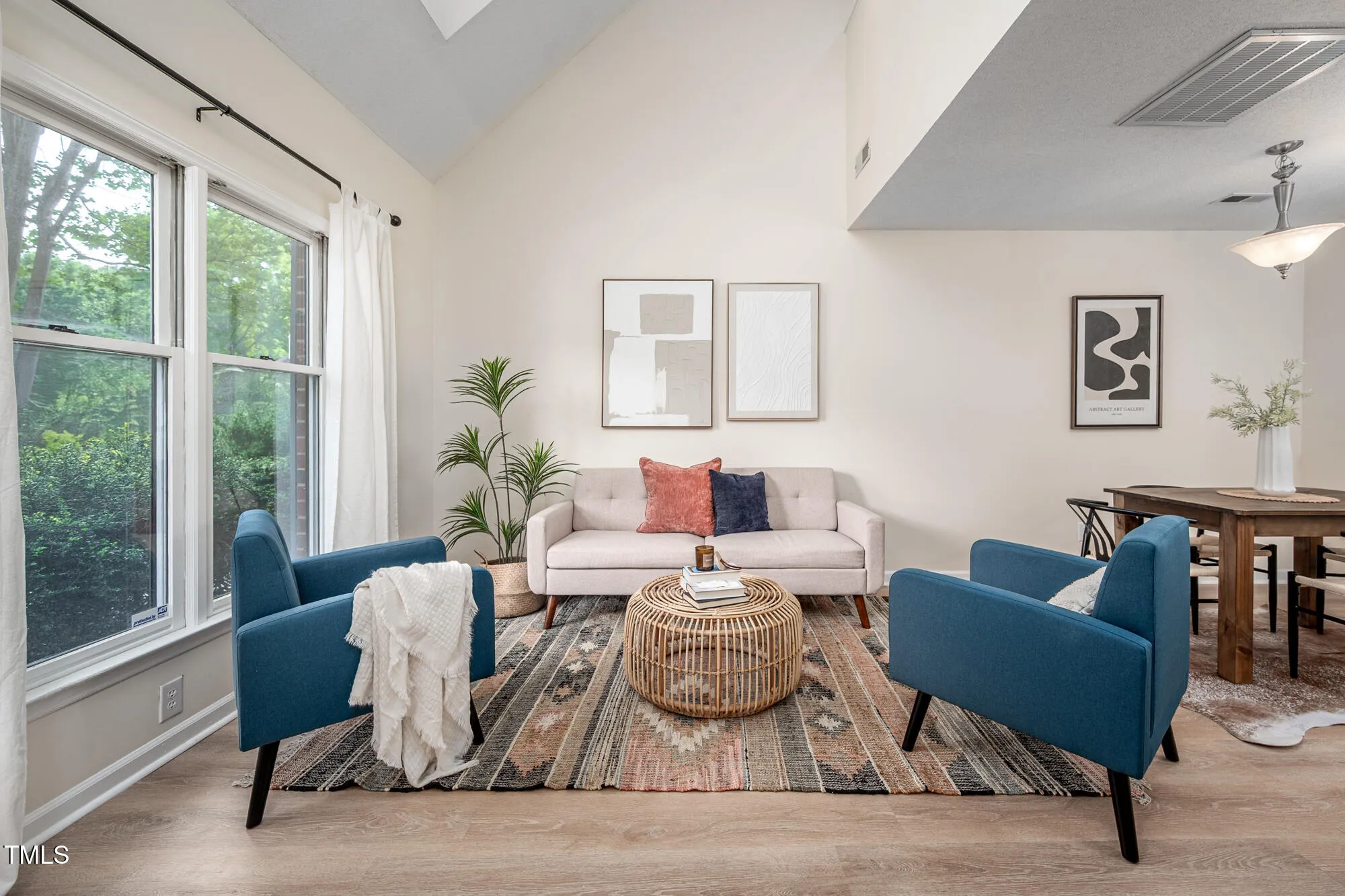 2086079865.jpeg?format=webp