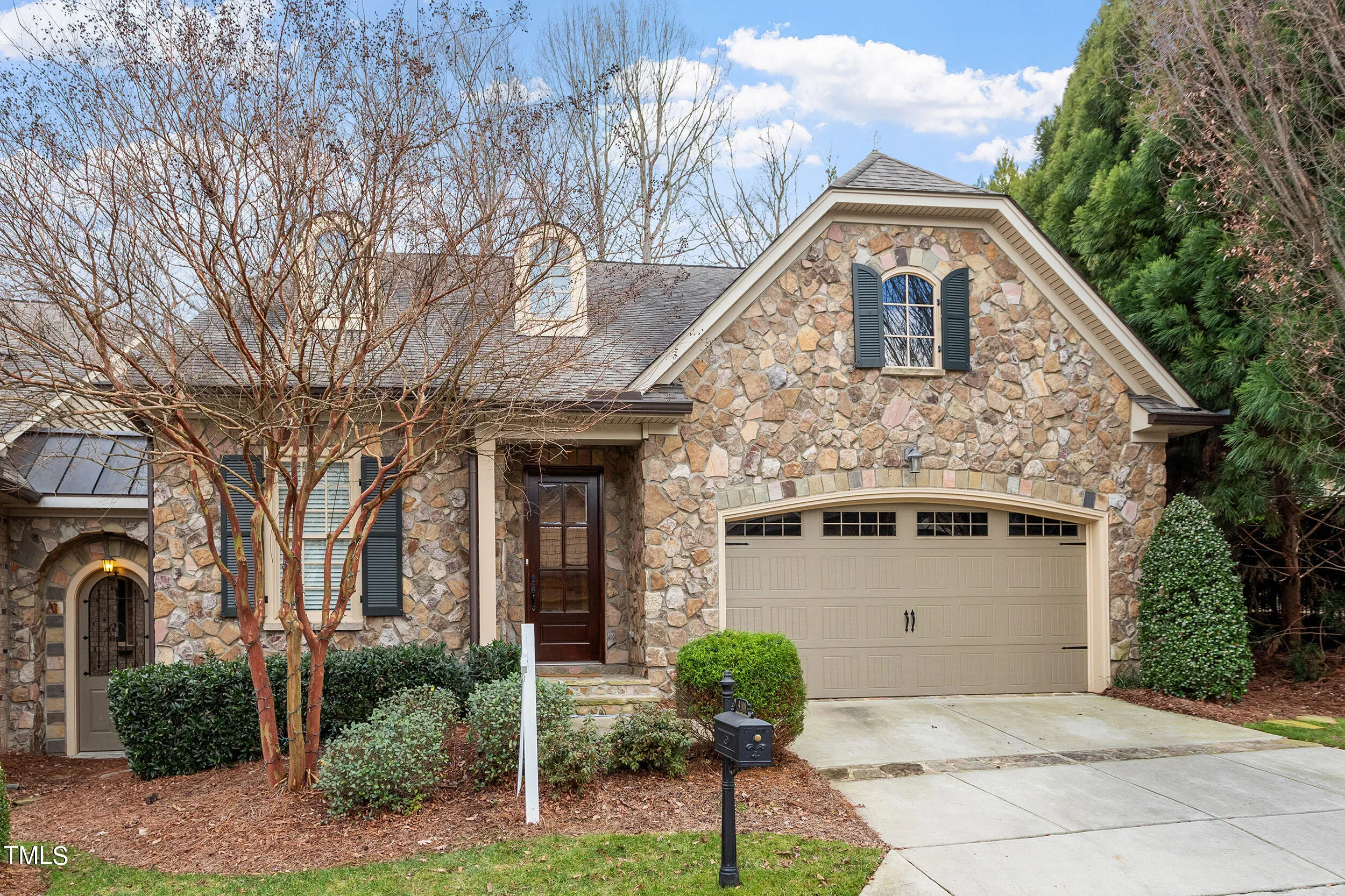 2150978240.jpeg?format=webp