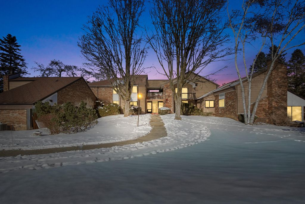 8643 N Servite Dr, Milwaukee, WI Condo Property Listing | Bear Real ...