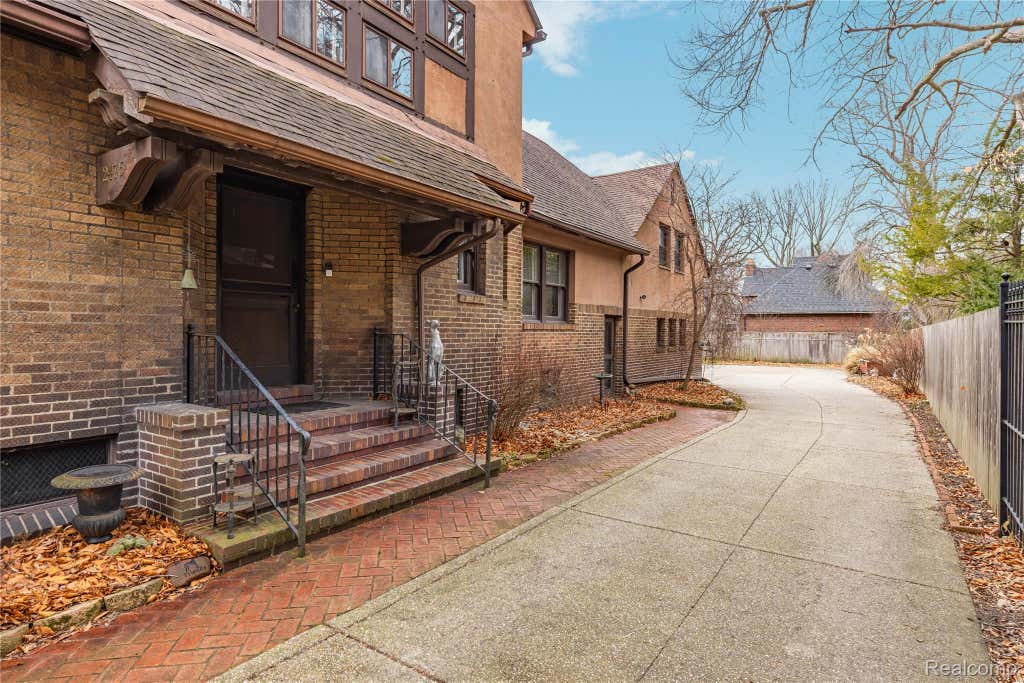 2475 Iroquois Street, Detroit, MI 48214, MLS #20261003283 - Howard Hanna