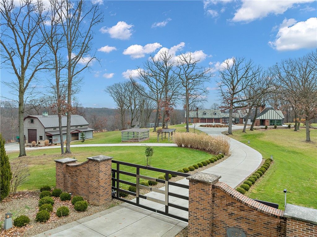135 Fox Hill Dr, Bell Acres, PA 15143, MLS #1591090 - Howard Hanna