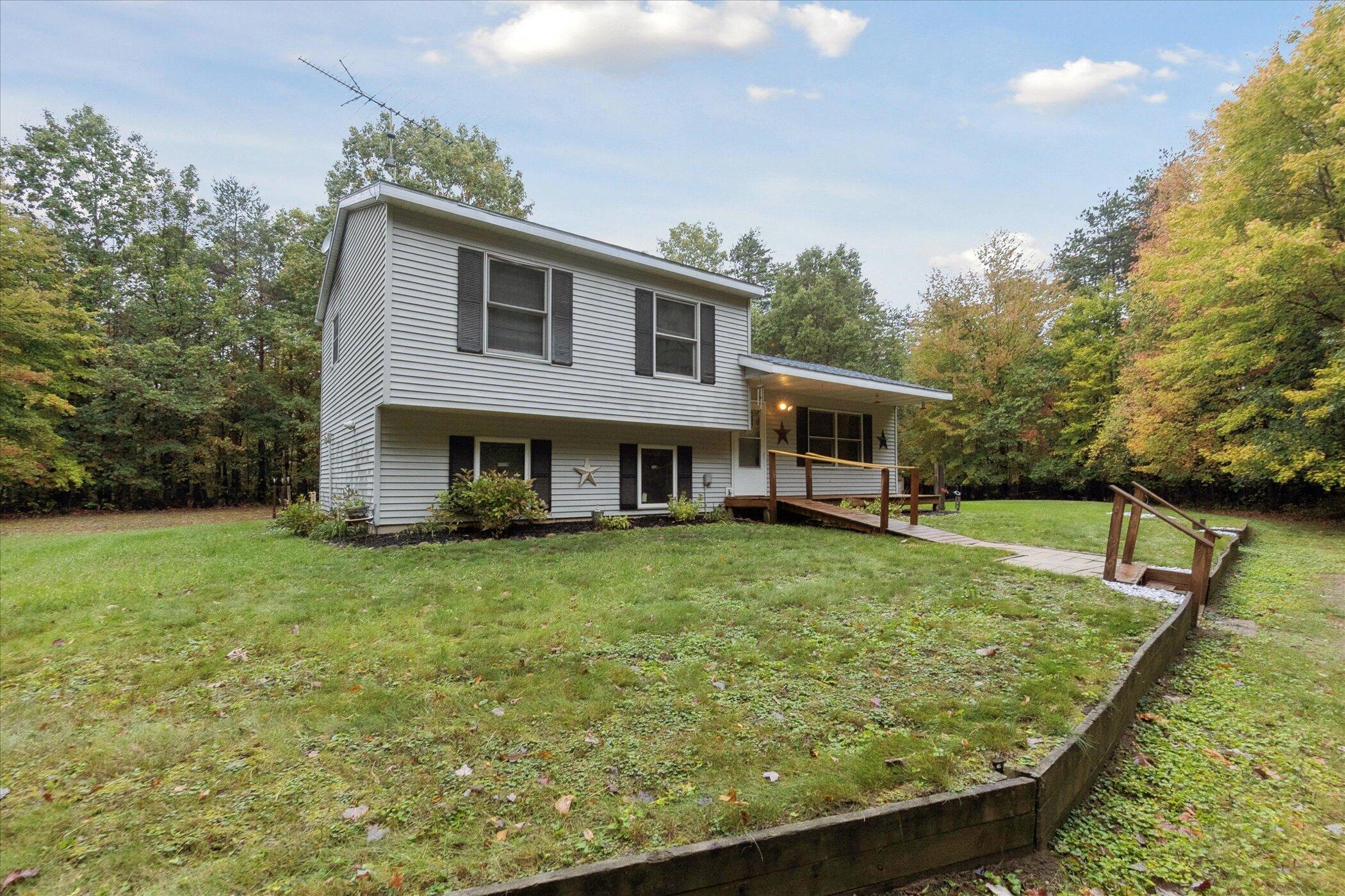 11905 E Spencer Road, Sumner, MI 48889 | MLS 25051788 | Listing ...