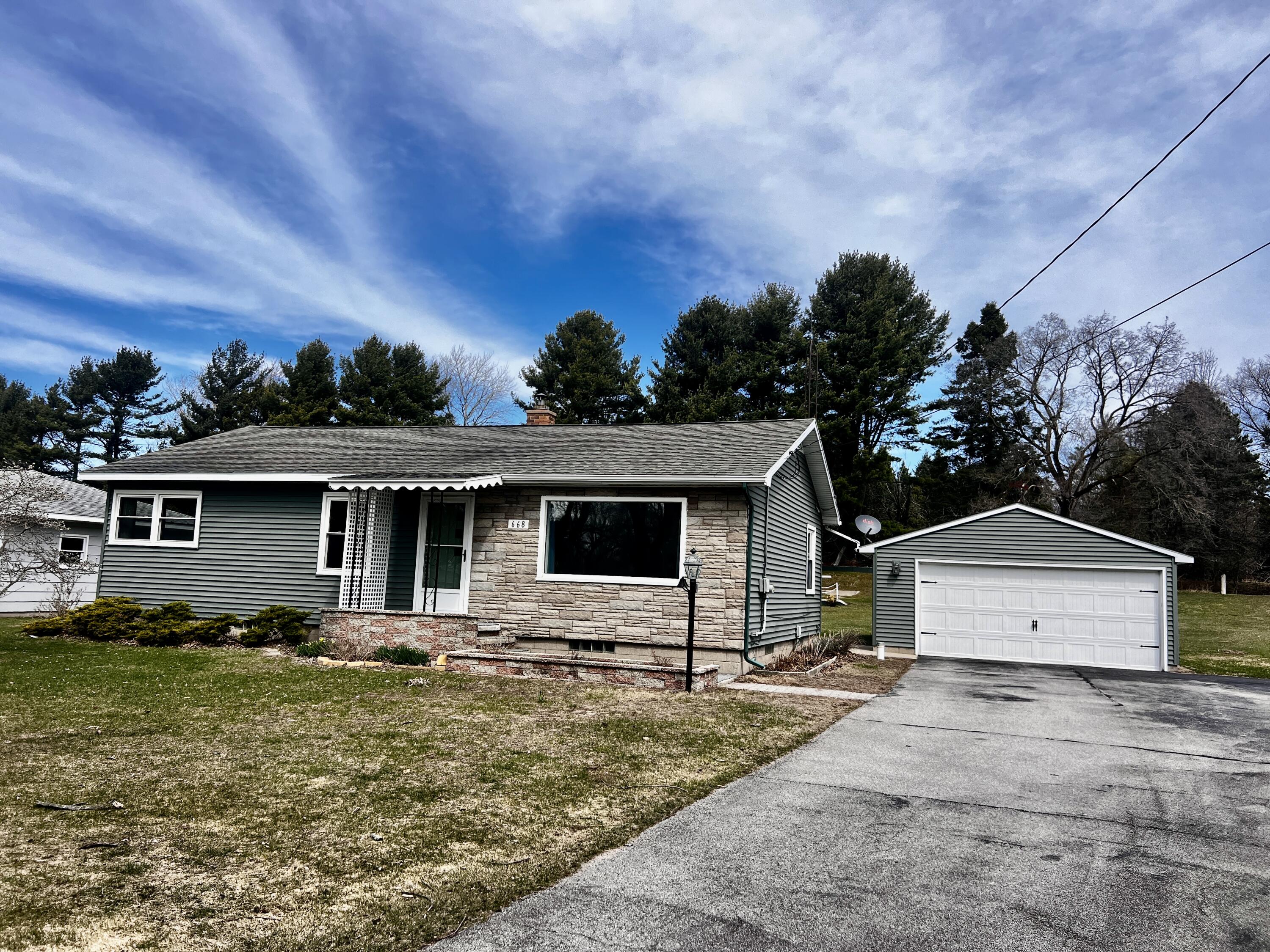 668 Elliott Drive, Manistee, MI 49660 | MLS 25008893 | Listing ...